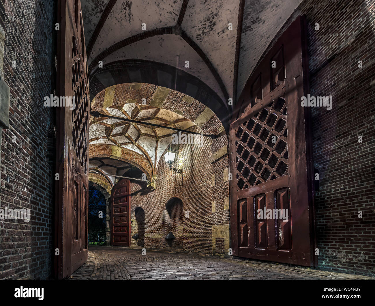Building entrance night hi-res stock photography and images - Alamy