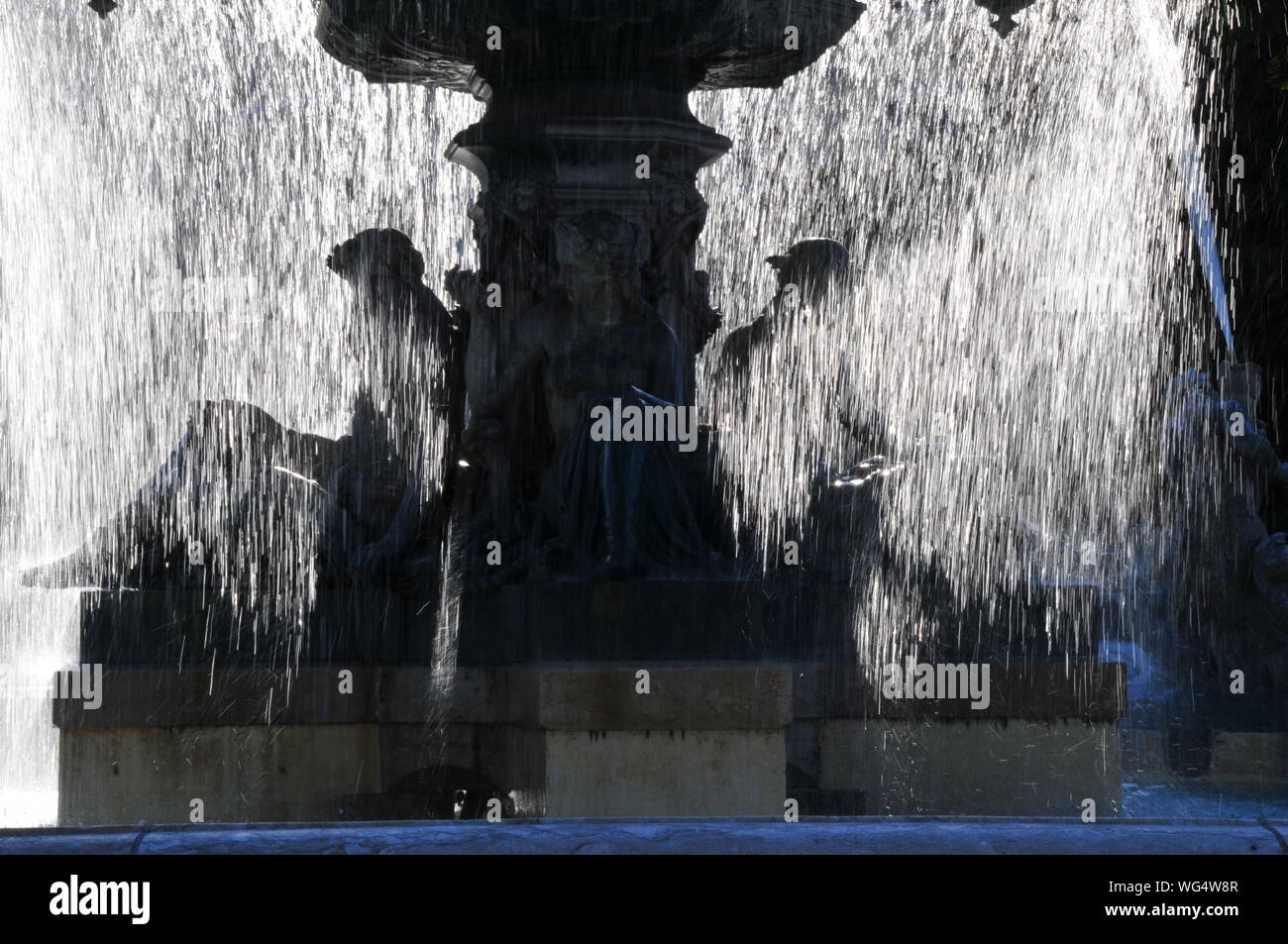 Statues fountain water spray hi-res stock photography and images - Alamy