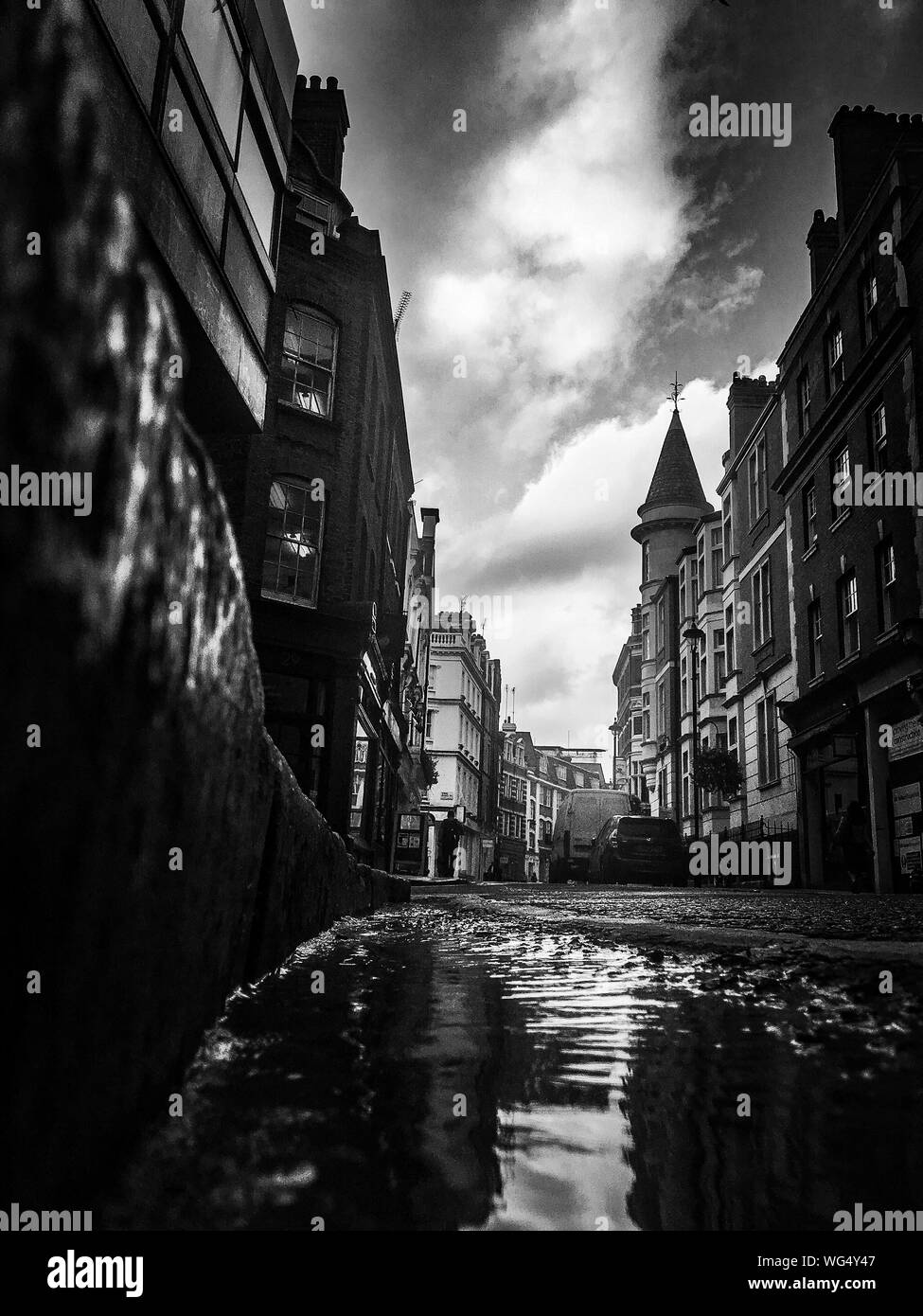 Puddle street city hi-res stock photography and images - Alamy