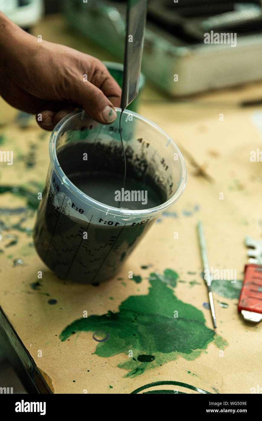 Worker mixing paint hi-res stock photography and images - Alamy