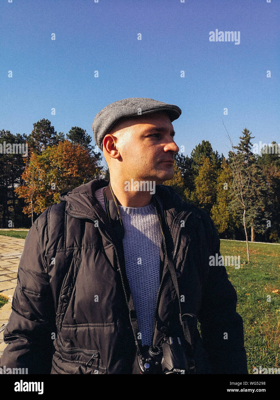 Man and camera hi-res stock photography and images - Alamy