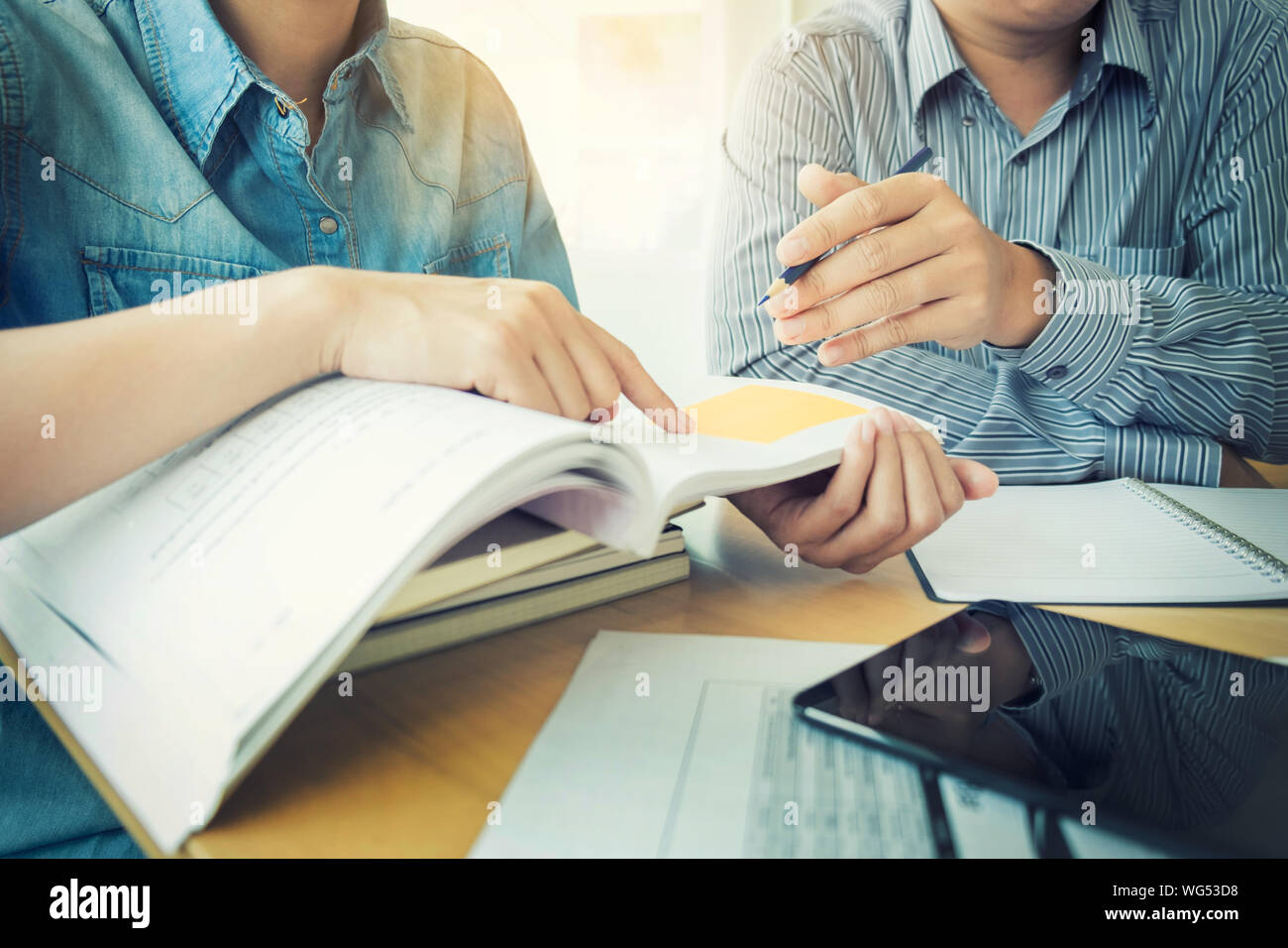 Students sitting table hi-res stock photography and images - Alamy