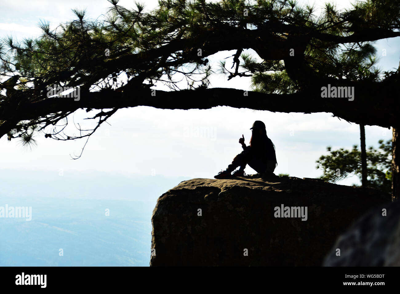People sitting on cliff top hi-res stock photography and images - Alamy