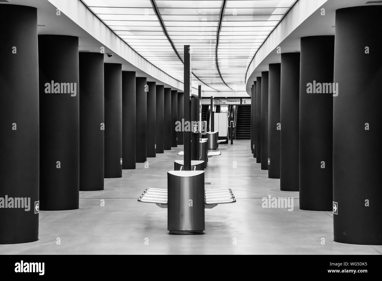 Columns In Row At Subway Platform Stock Photo - Alamy