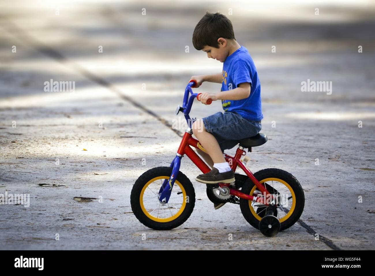 Riding bicycle side view full length hi-res stock photography and ...