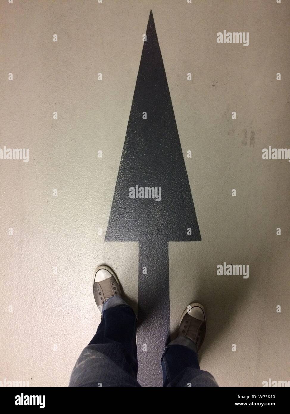 Man arrow hi-res stock photography and images - Alamy