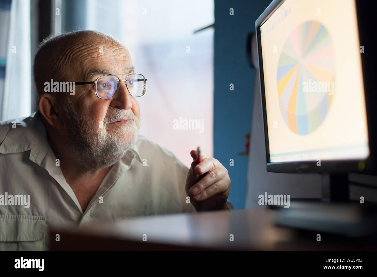 Person looking at monitor hi-res stock photography and images - Alamy