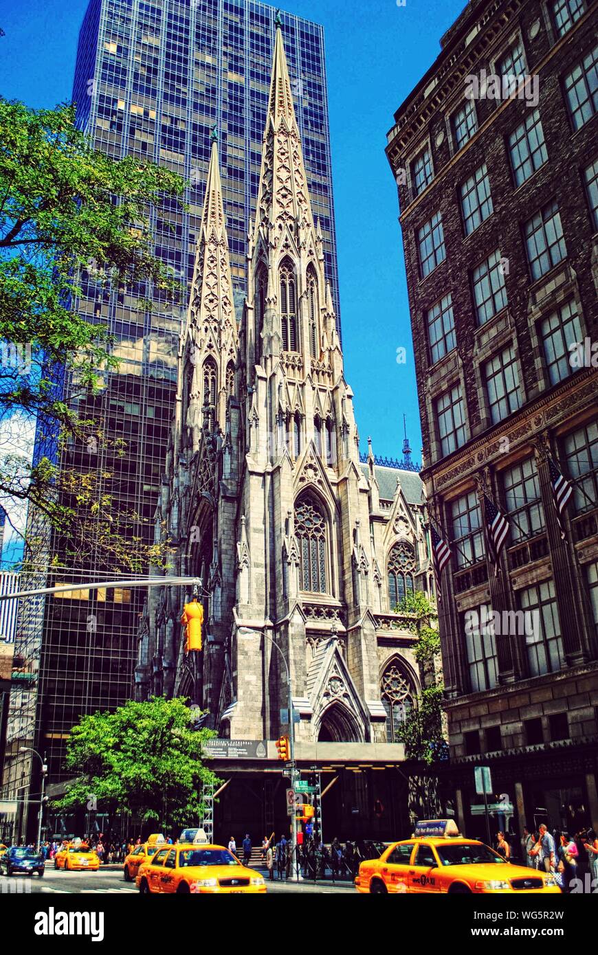 Street view church hi-res stock photography and images - Alamy