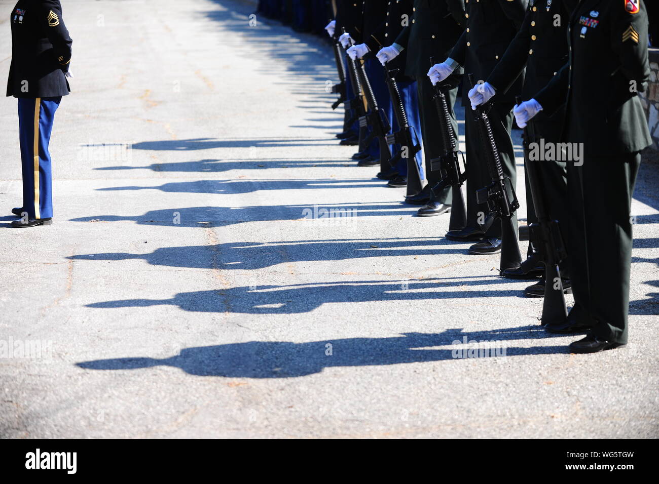 Row army soldiers hi-res stock photography and images - Alamy