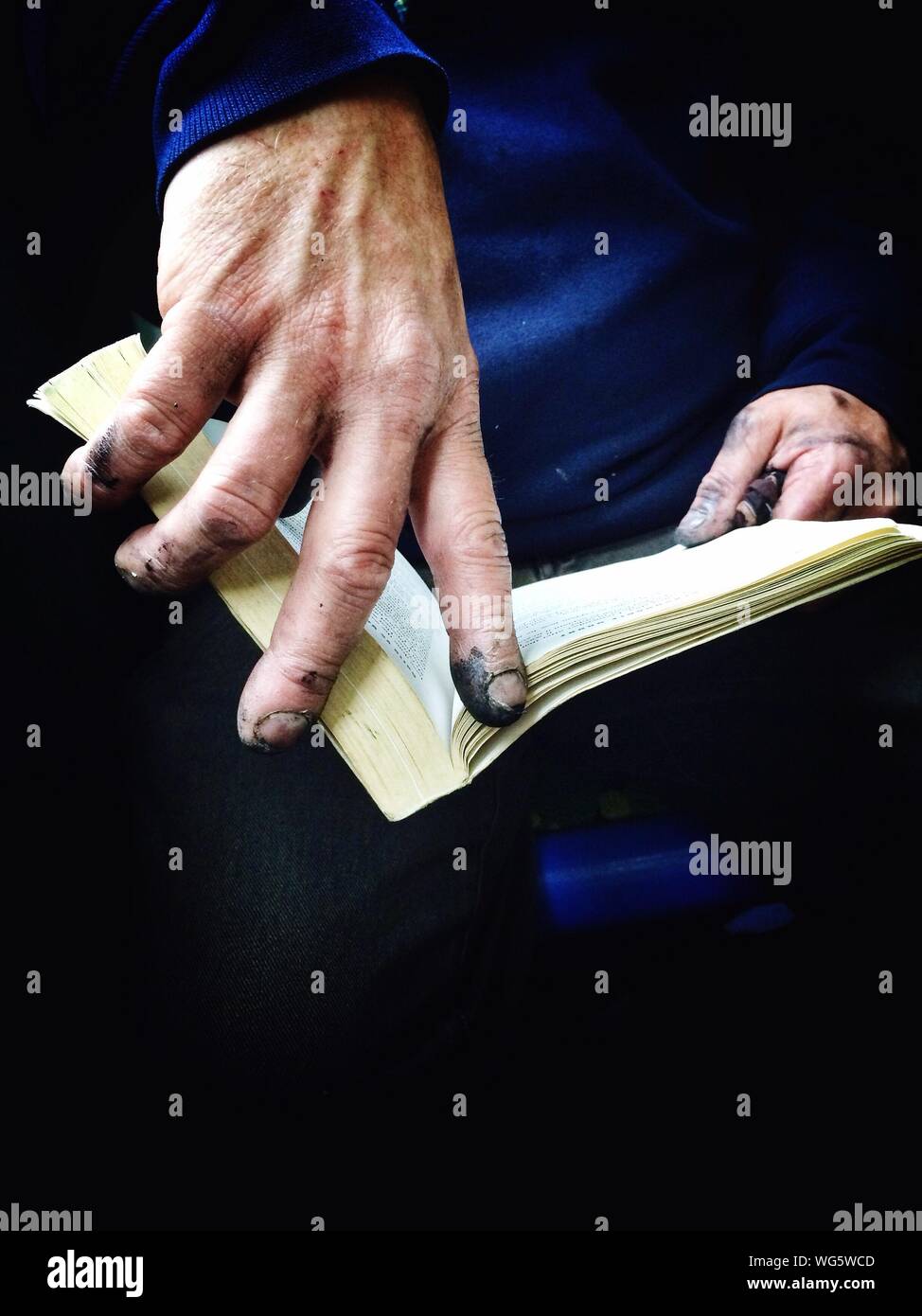 Hands holding book hi-res stock photography and images - Alamy