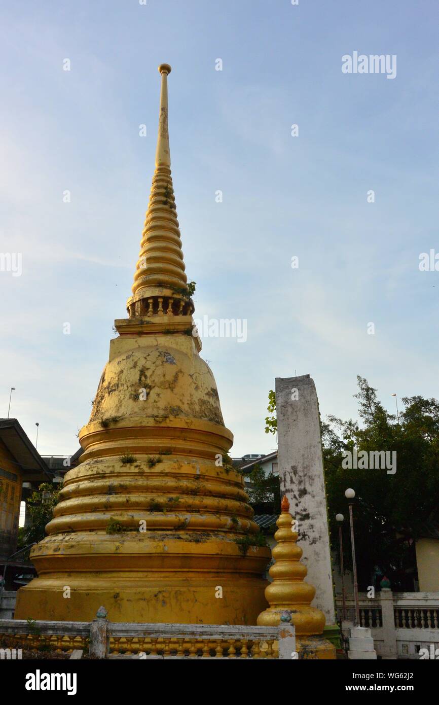 Gold stupa hi-res stock photography and images - Alamy