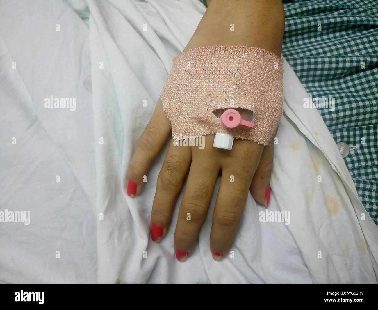 Woman hospital and drip and ward hi-res stock photography and images ...