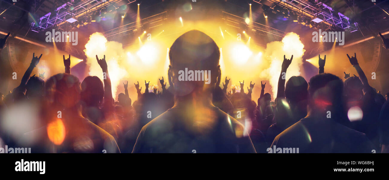 Concert hall crowded with clapping people Stock Photo - Alamy