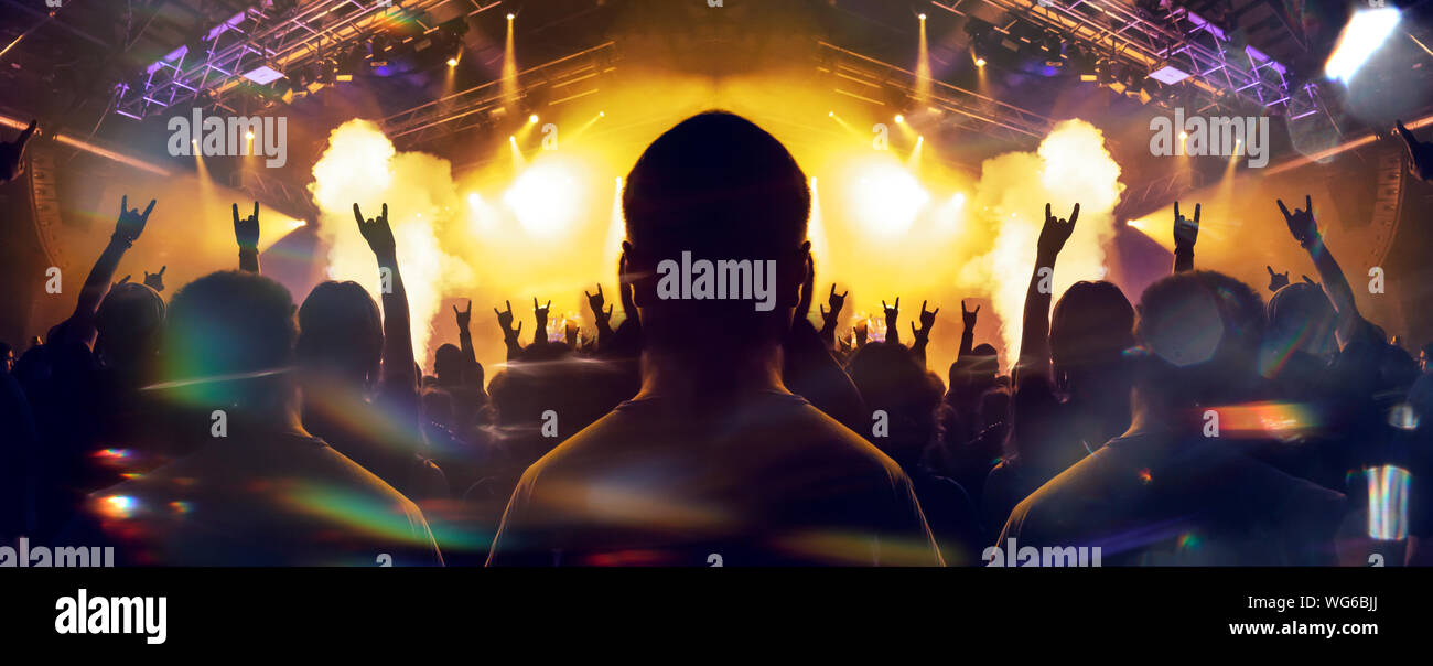 Concert hall crowded with clapping people Stock Photo - Alamy