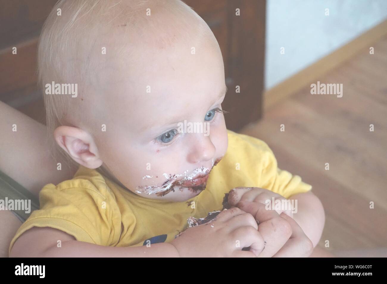 Boy eating cake hi-res stock photography and images - Alamy