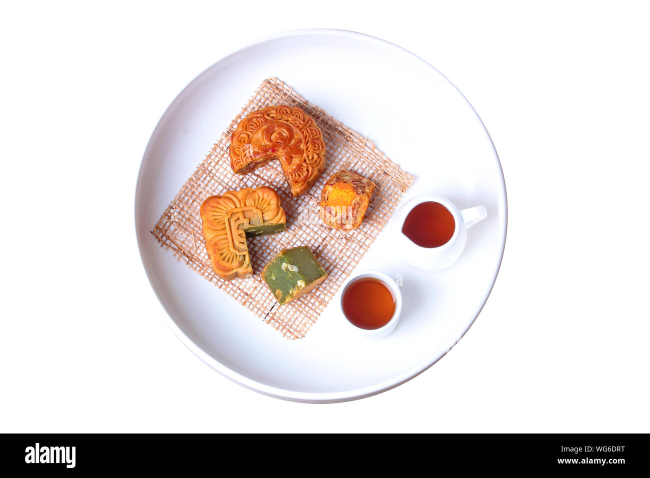 Round moon cakes 8 grains and salted eggs And moon-shaped moon cakes ...