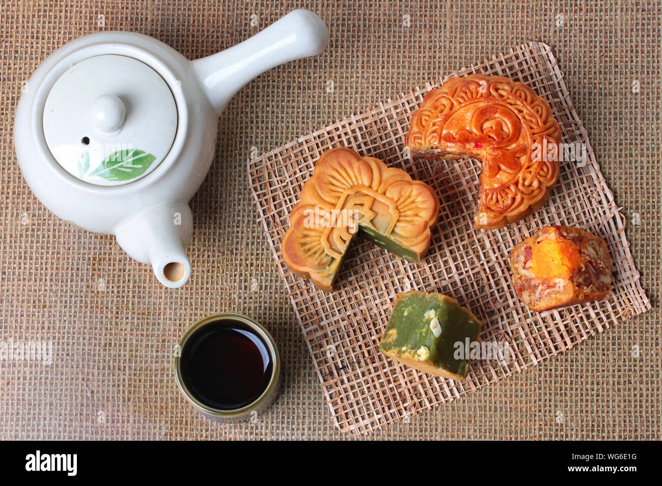 Round mooncake 8 grains and salted eggs and squred mooncake filled red ...