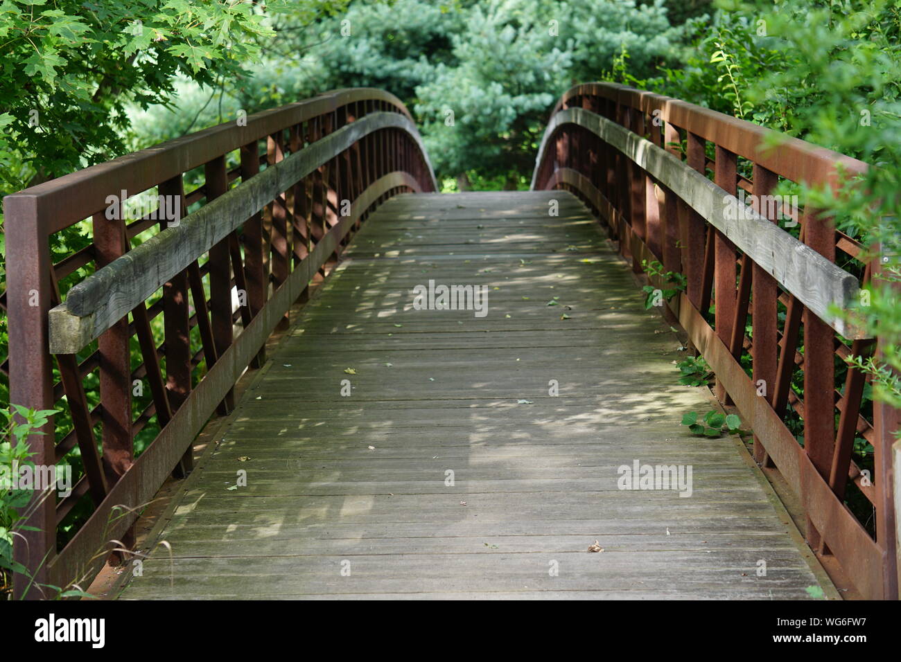 Arched wooden bridge hi-res stock photography and images - Alamy