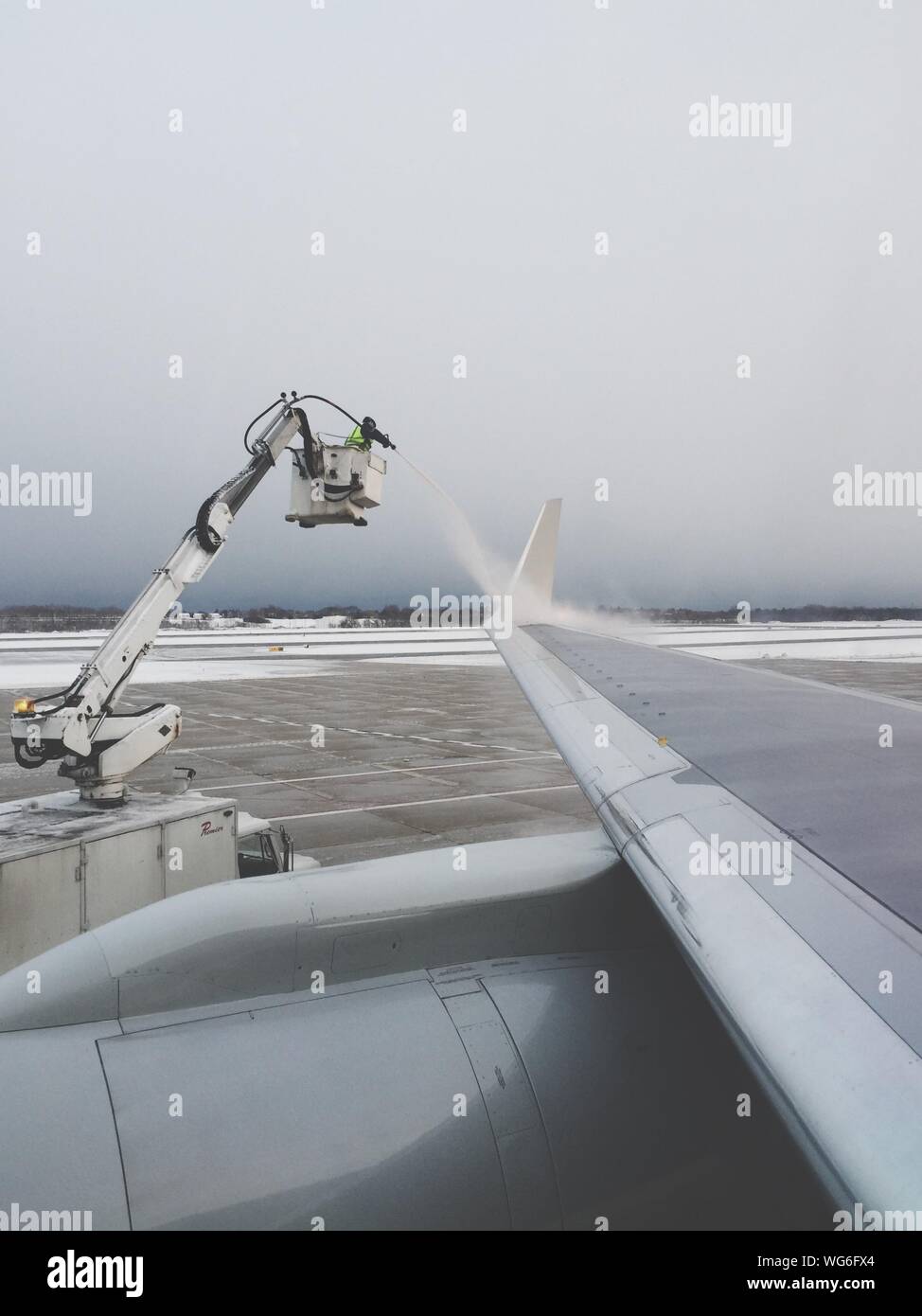 Cleaning runway hi-res stock photography and images - Alamy