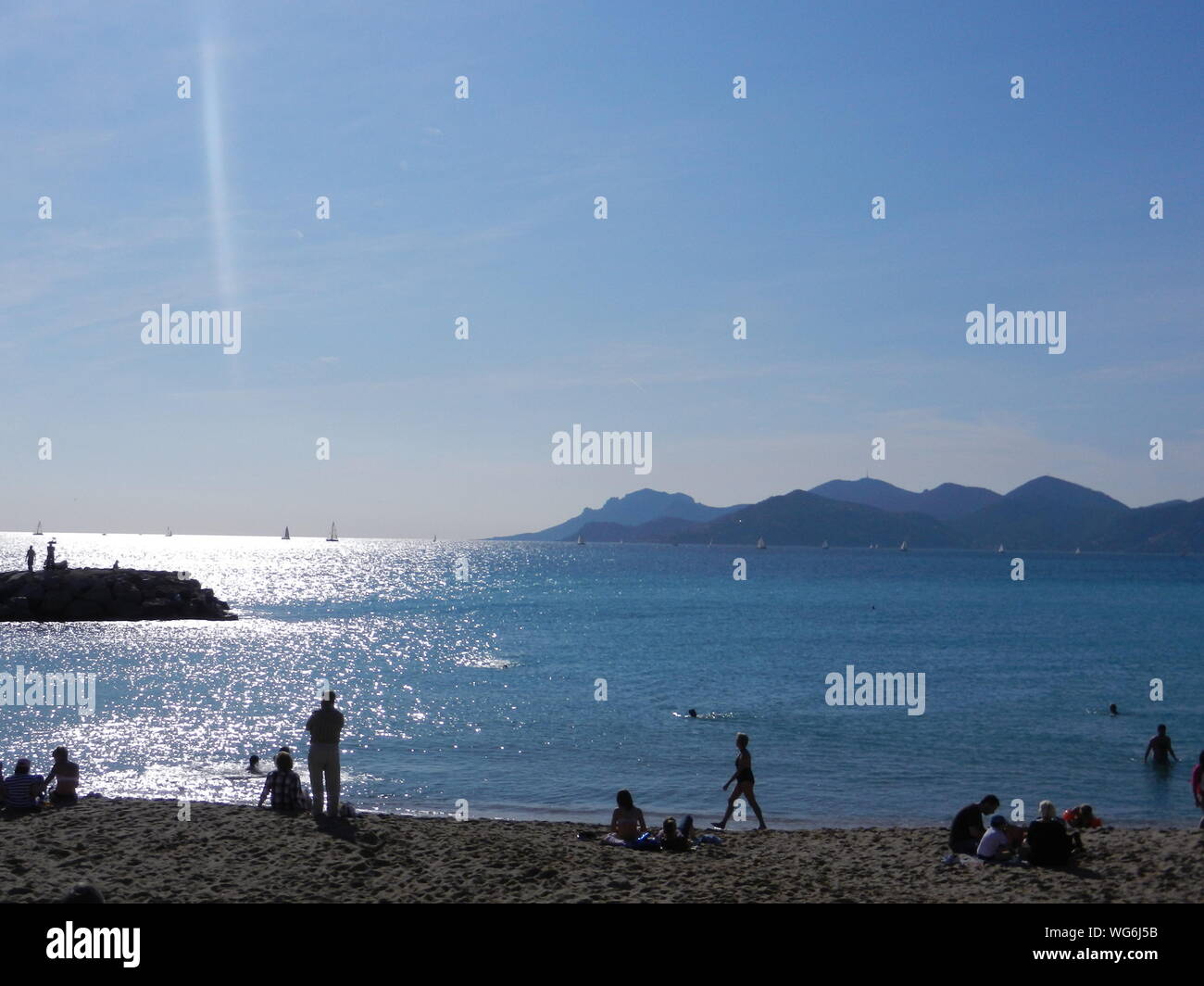 Group people beach hi-res stock photography and images - Alamy