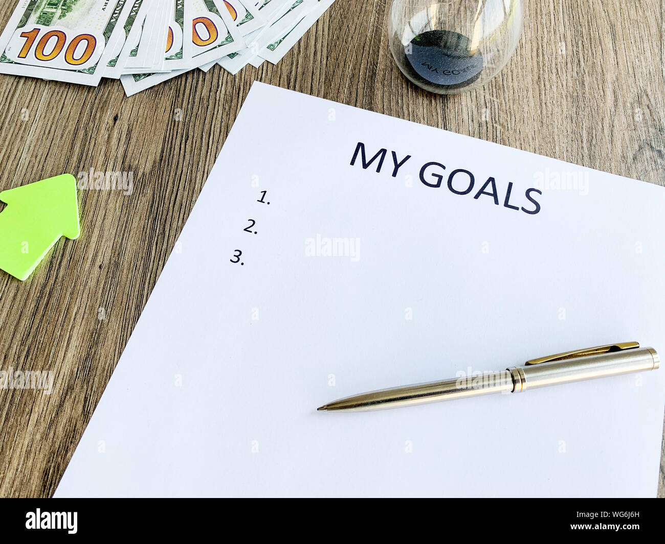 Clipboard with my goals on wood desk Stock Photo - Alamy