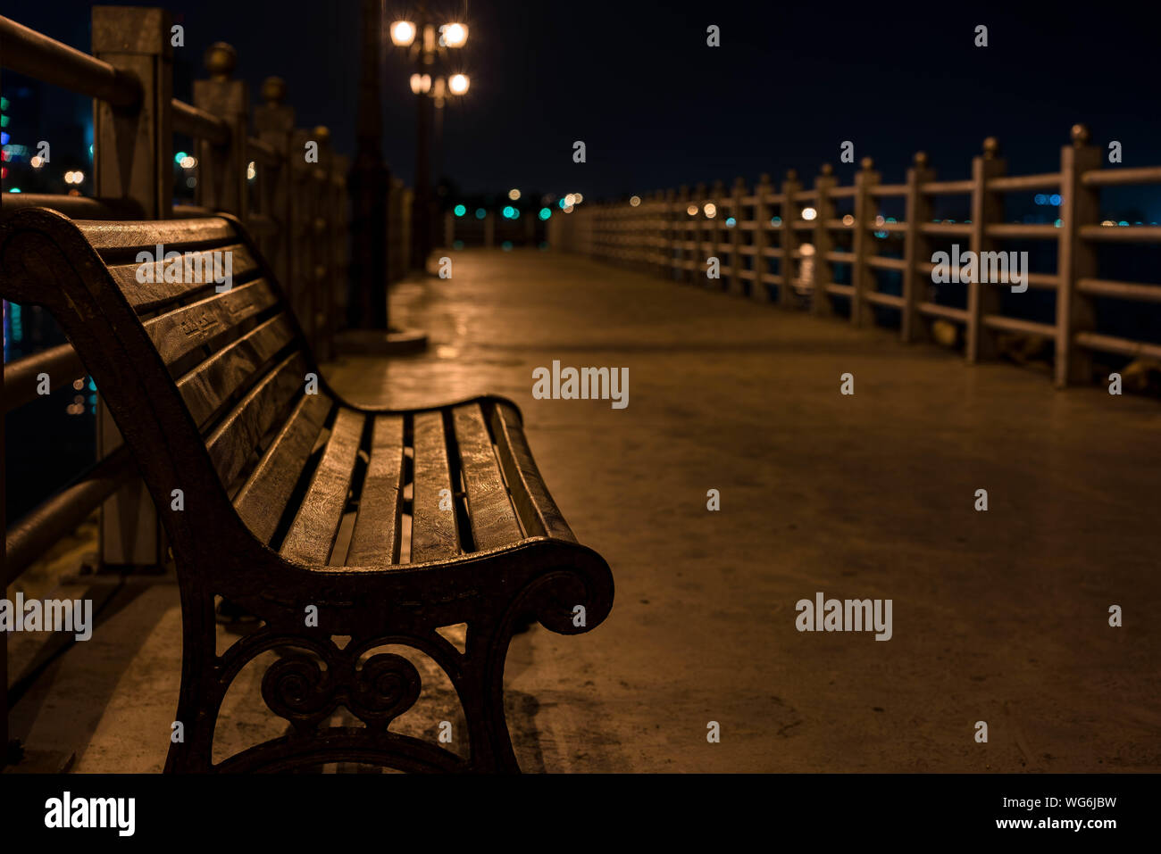 Park bench night hi-res stock photography and images - Alamy