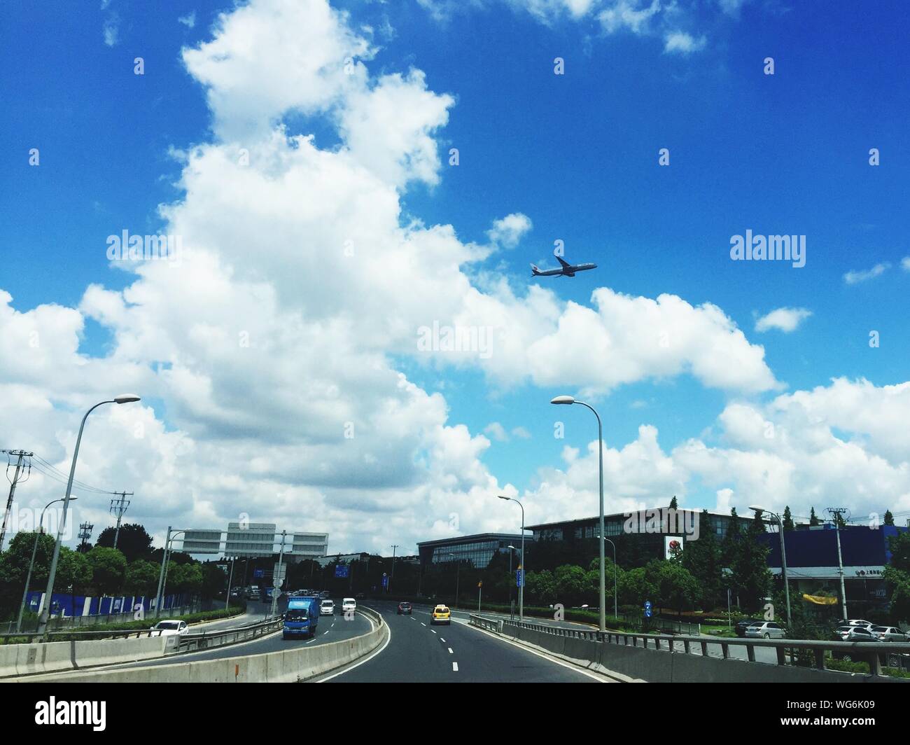 Airplane flying over cities hi-res stock photography and images - Alamy