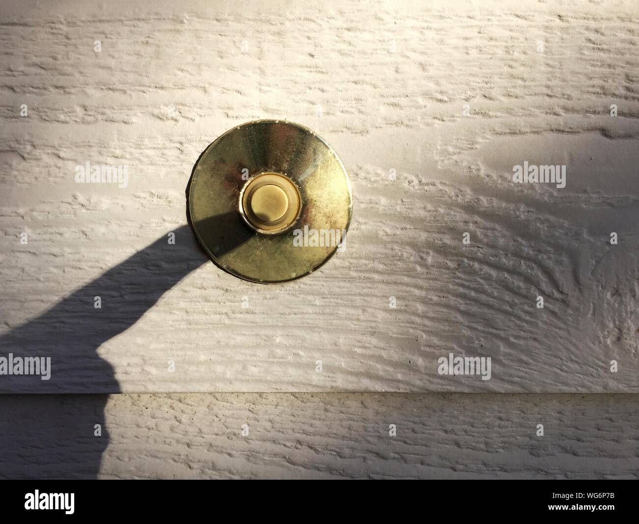 Ringing doorbell hi-res stock photography and images - Alamy