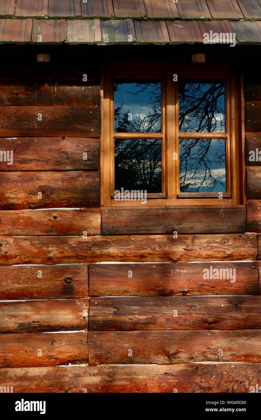 Log building exterior hi-res stock photography and images - Alamy