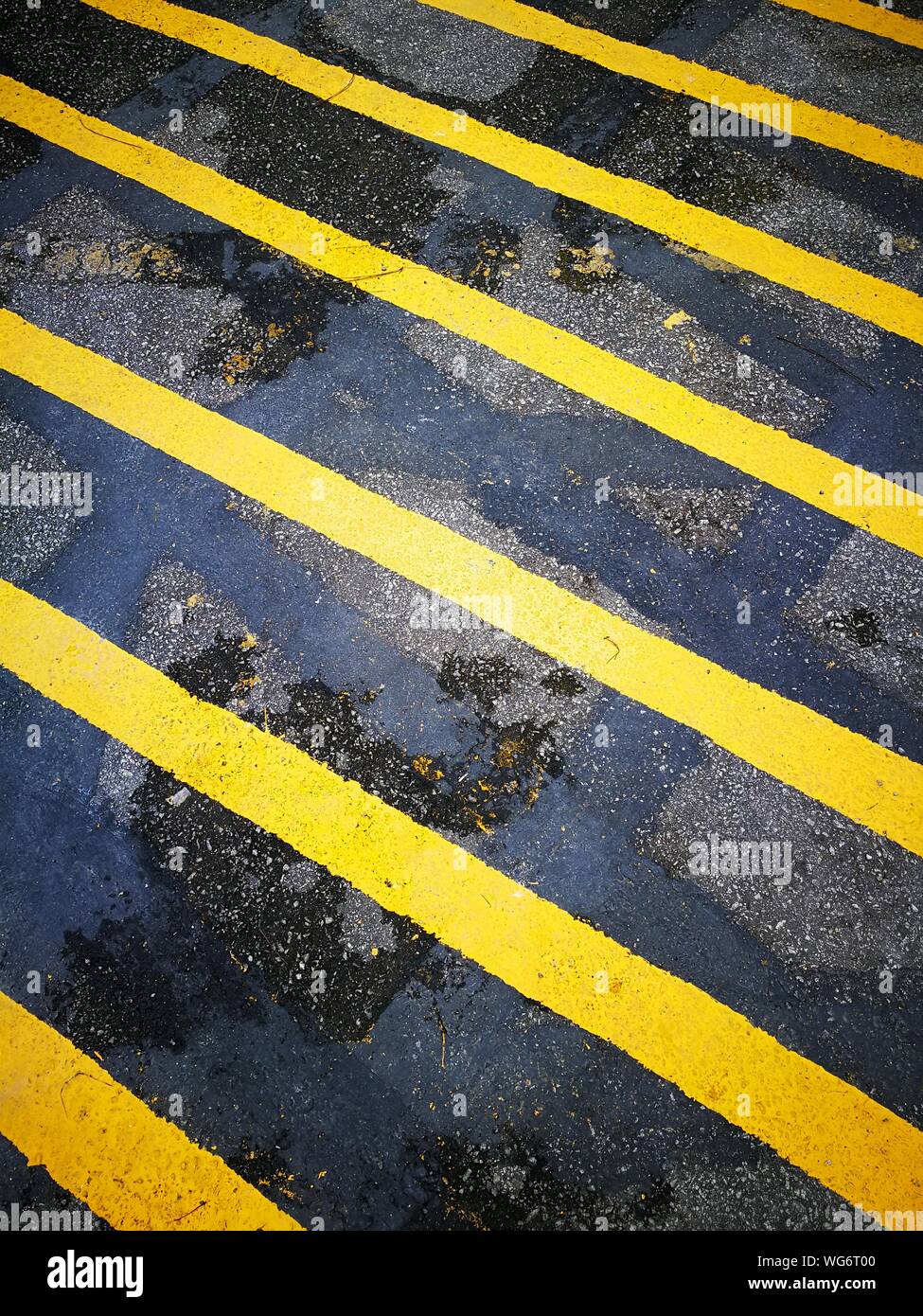 Yellow striped markings hi-res stock photography and images - Alamy