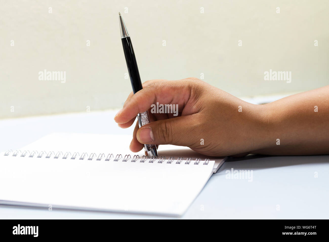 Hand holding fountain pen hi-res stock photography and images - Alamy