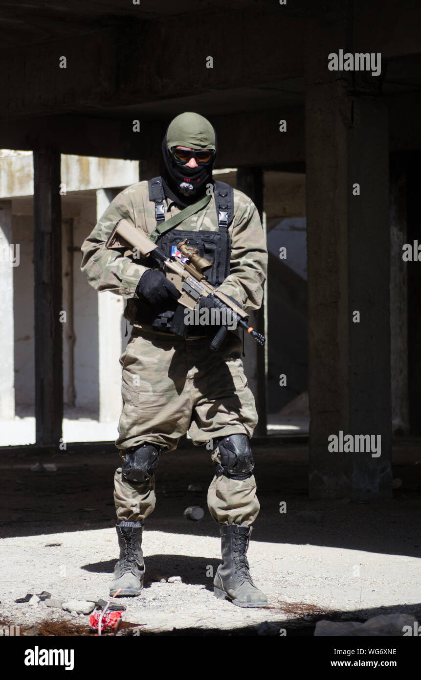 Full length machine gun hi-res stock photography and images - Alamy