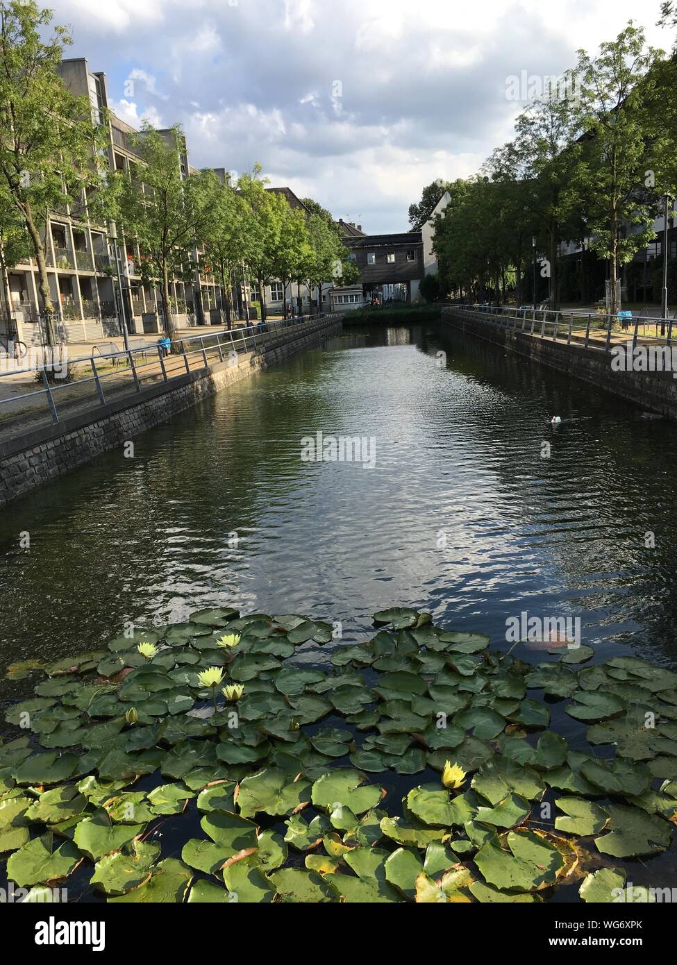 View of water fountain hi-res stock photography and images - Alamy