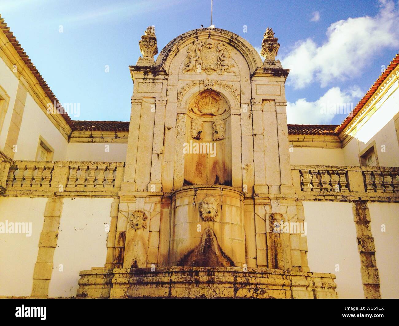 Sculptures on building hi-res stock photography and images - Alamy