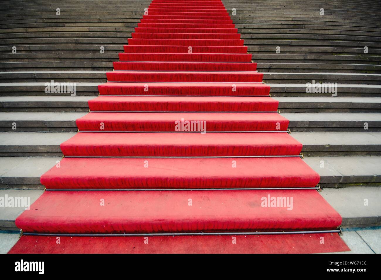 Red carpet stairs hi-res stock photography and images - Alamy