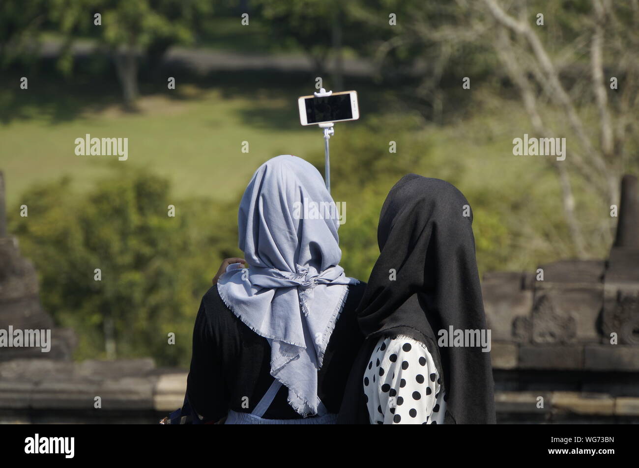 Women taking selfie hi-res stock photography and images - Alamy