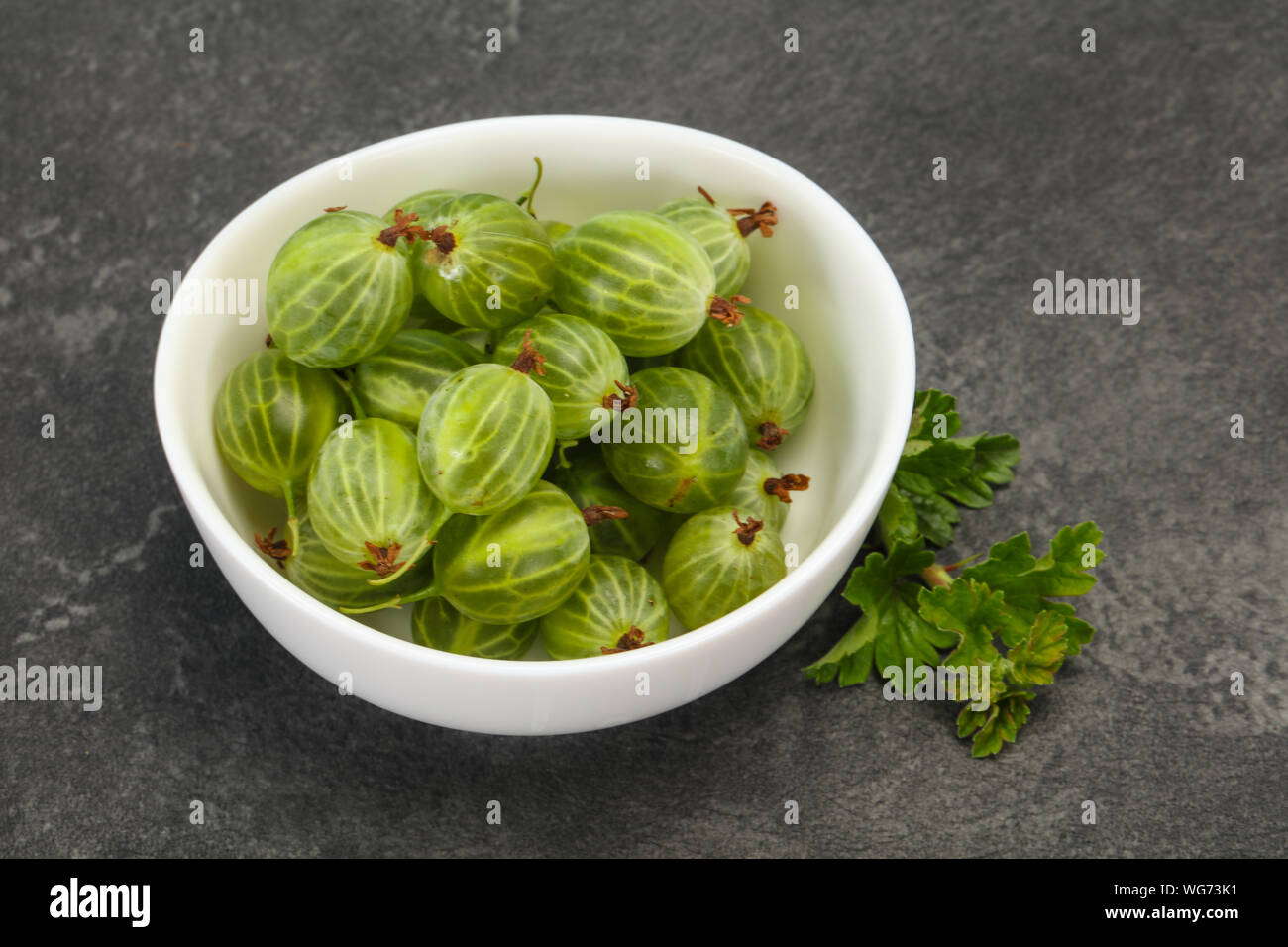 Fresh ripe green sweet gooseberry with leaf Stock Photo - Alamy