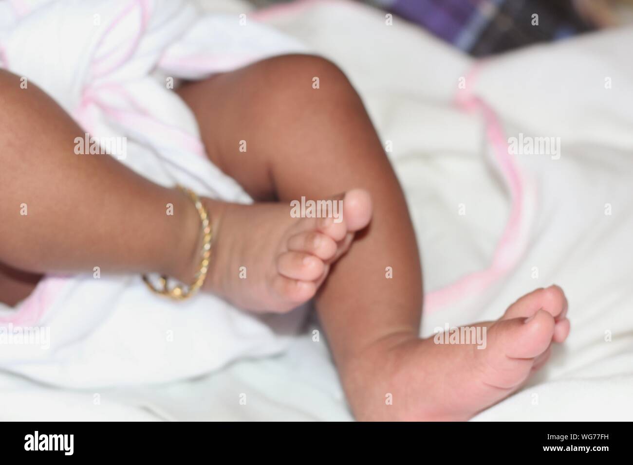 Baby legs hi-res stock photography and images - Alamy