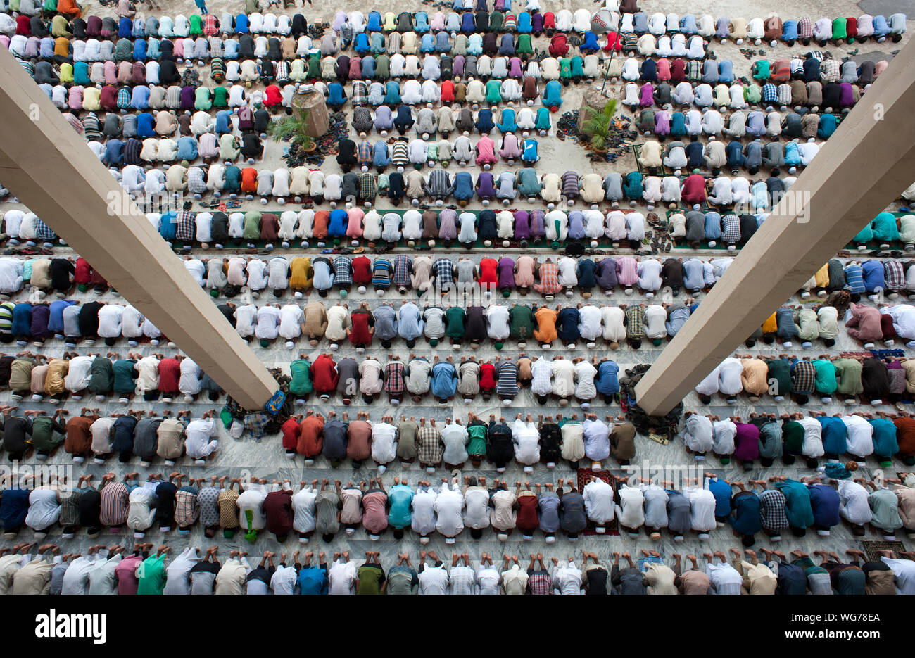 Group of people praying hi-res stock photography and images - Alamy