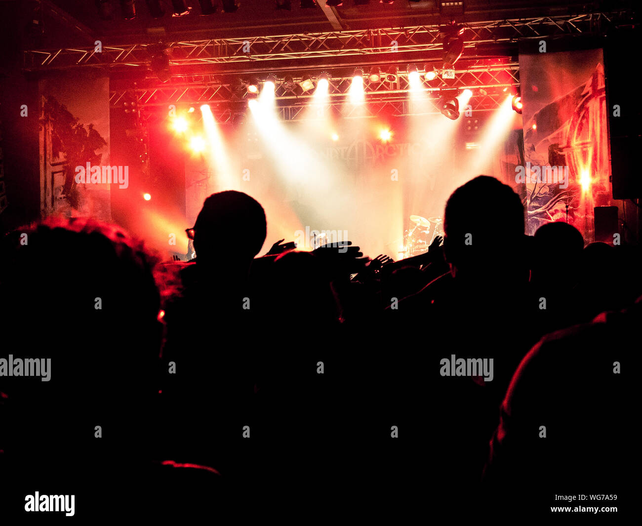 Concert crowd clapping in front of a bright stage Stock Photo - Alamy