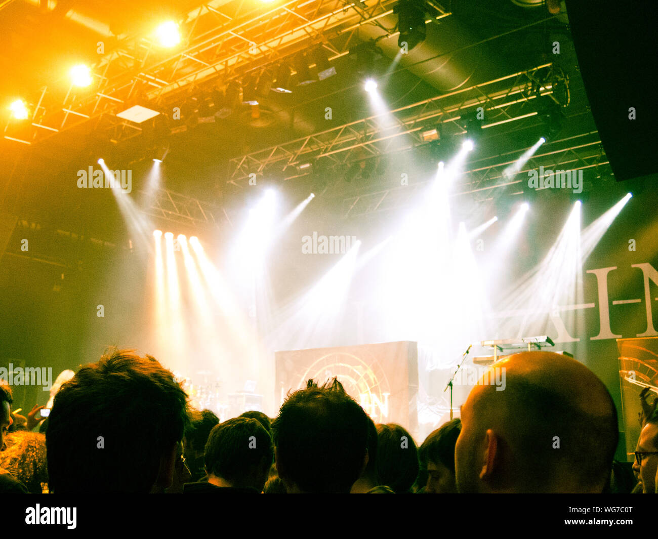 Concert crowd clapping in front of a bright stage Stock Photo - Alamy