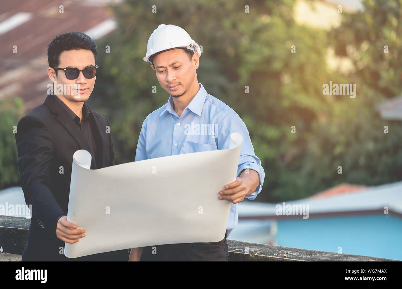 Man holding blueprint hi-res stock photography and images - Alamy