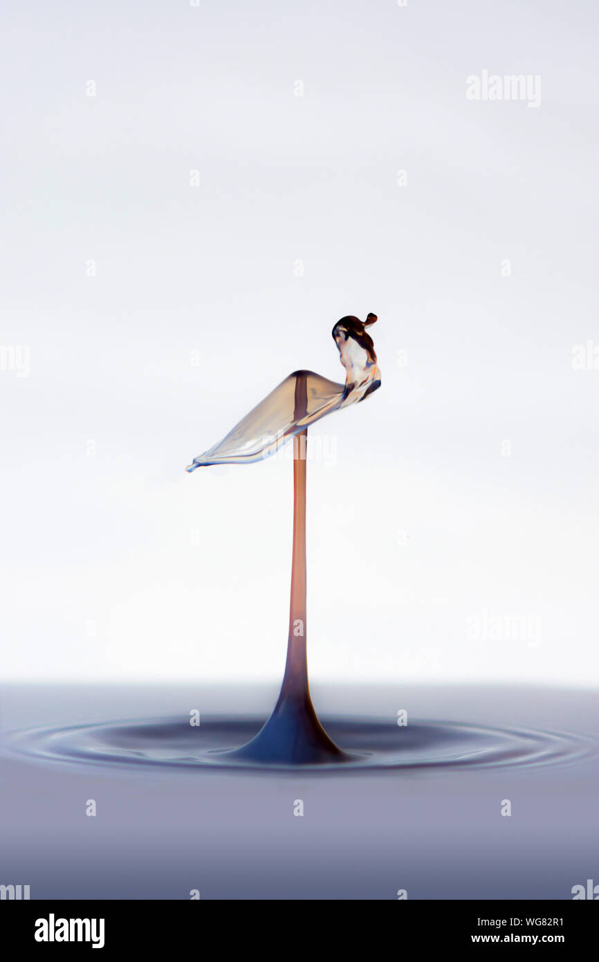 Liquid splashing hi-res stock photography and images - Alamy