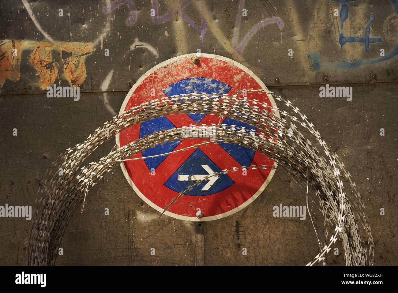 Graffiti stop sign hi-res stock photography and images - Alamy