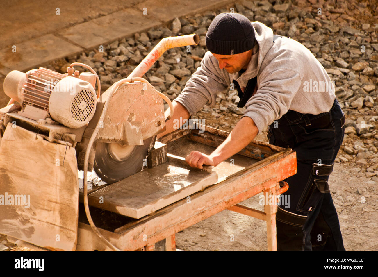 stonemason cutting stones at a construction site Stock Photo - Alamy
