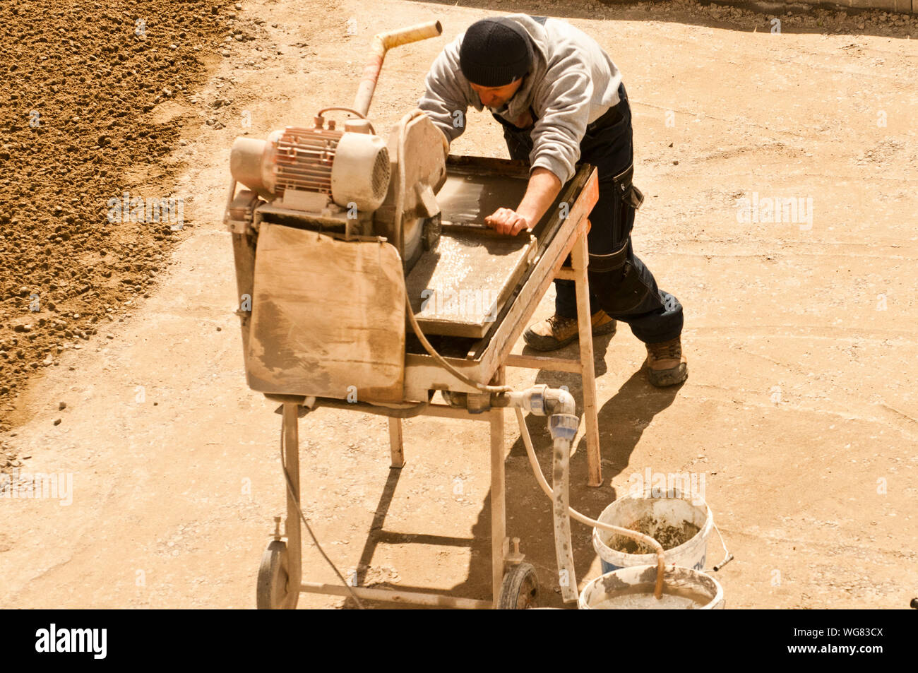 stonemason cutting stones at a construction site Stock Photo - Alamy