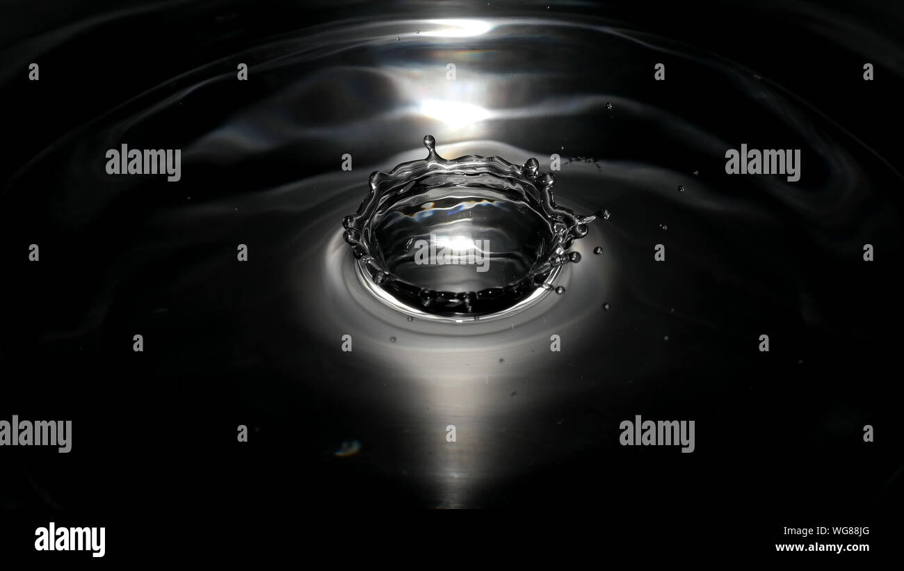 Crown water splash hi-res stock photography and images - Alamy