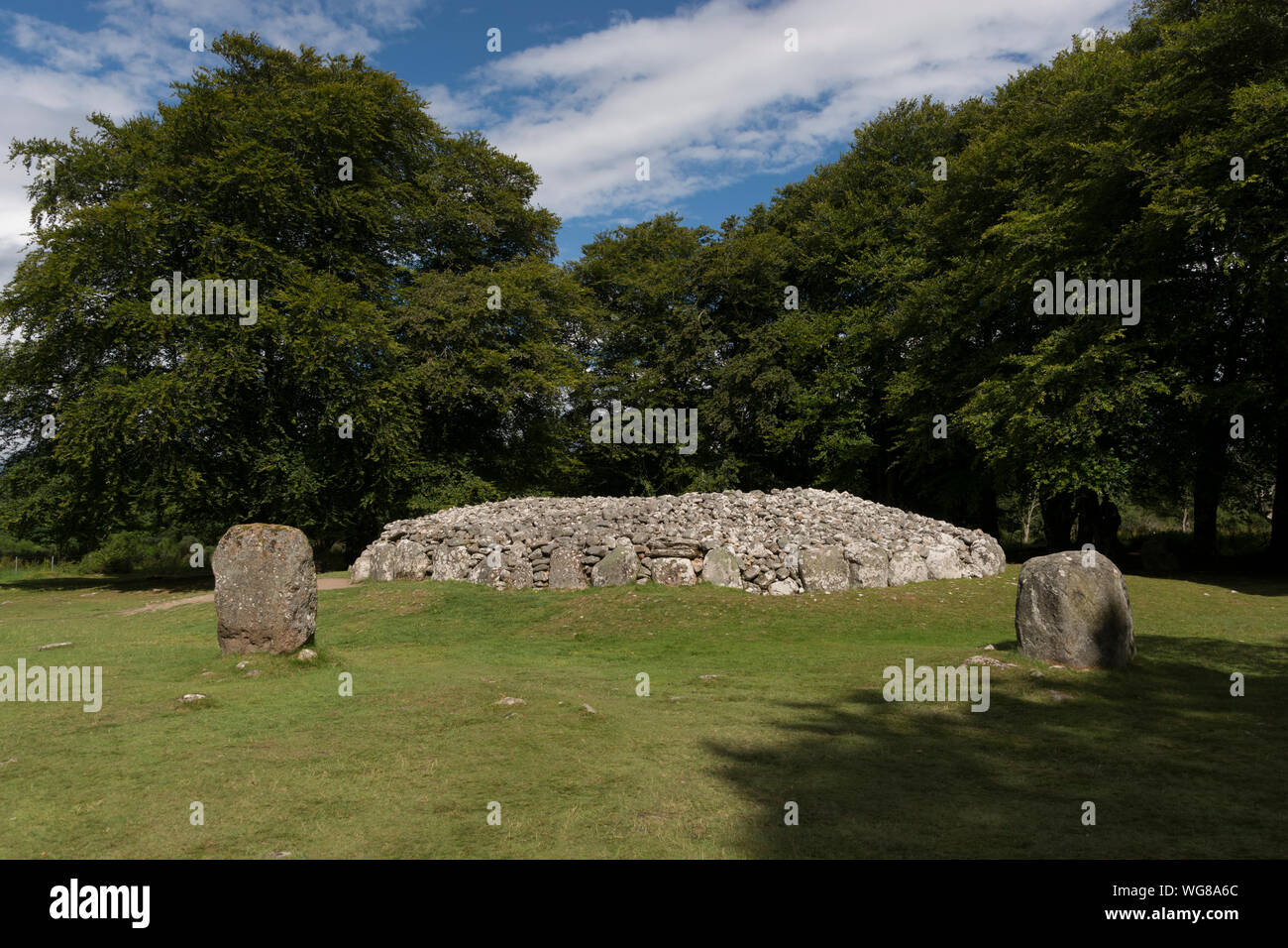 Clava cairns (Bronze Age circular chamber tomb cairn) at Balnuaran of ...