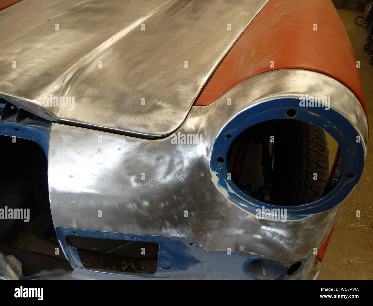 Car up garage hi-res stock photography and images - Alamy