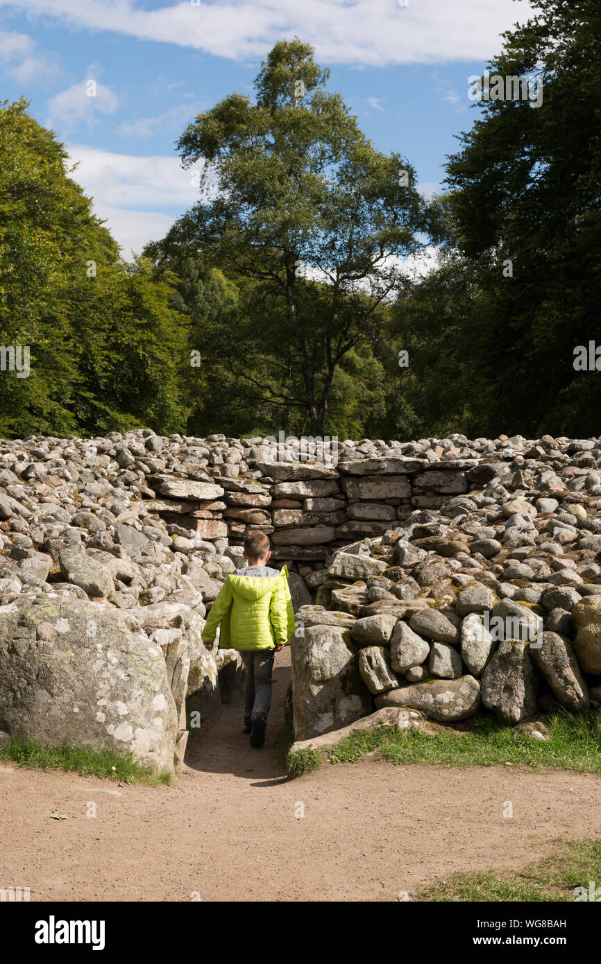 Clava cairns (Bronze Age circular chamber tomb cairn) at Balnuaran of ...